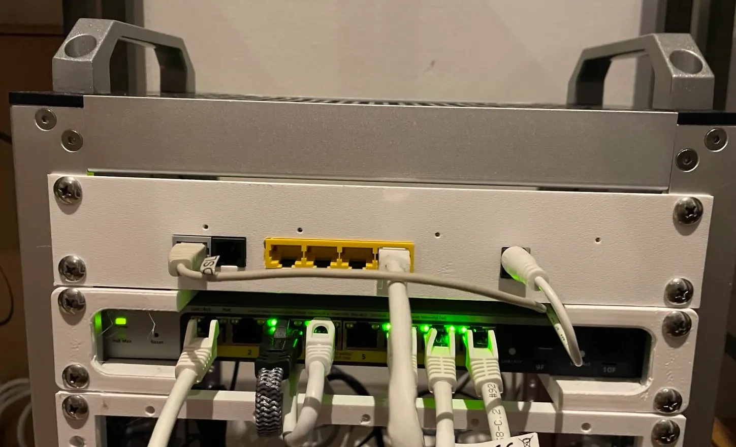 10英寸FritzBox 7530AX机架插槽 二次创作 - 来自 BigEndianMakerWorld：免费下载 3D 模型