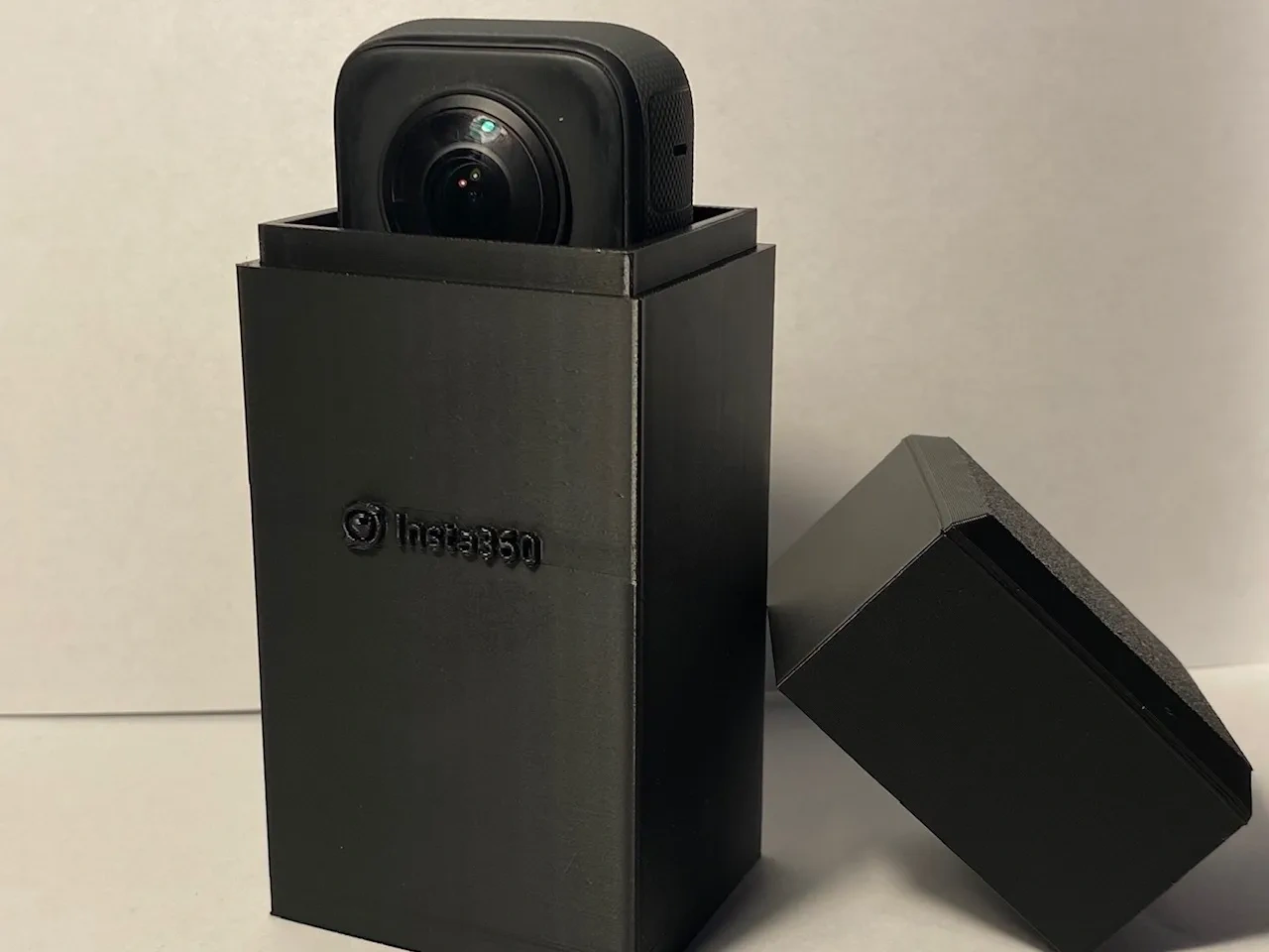 Insta360 X3 相机收纳盒 来自 Bartosz JóźwiakMakerWorld：免费下载 3D 模型