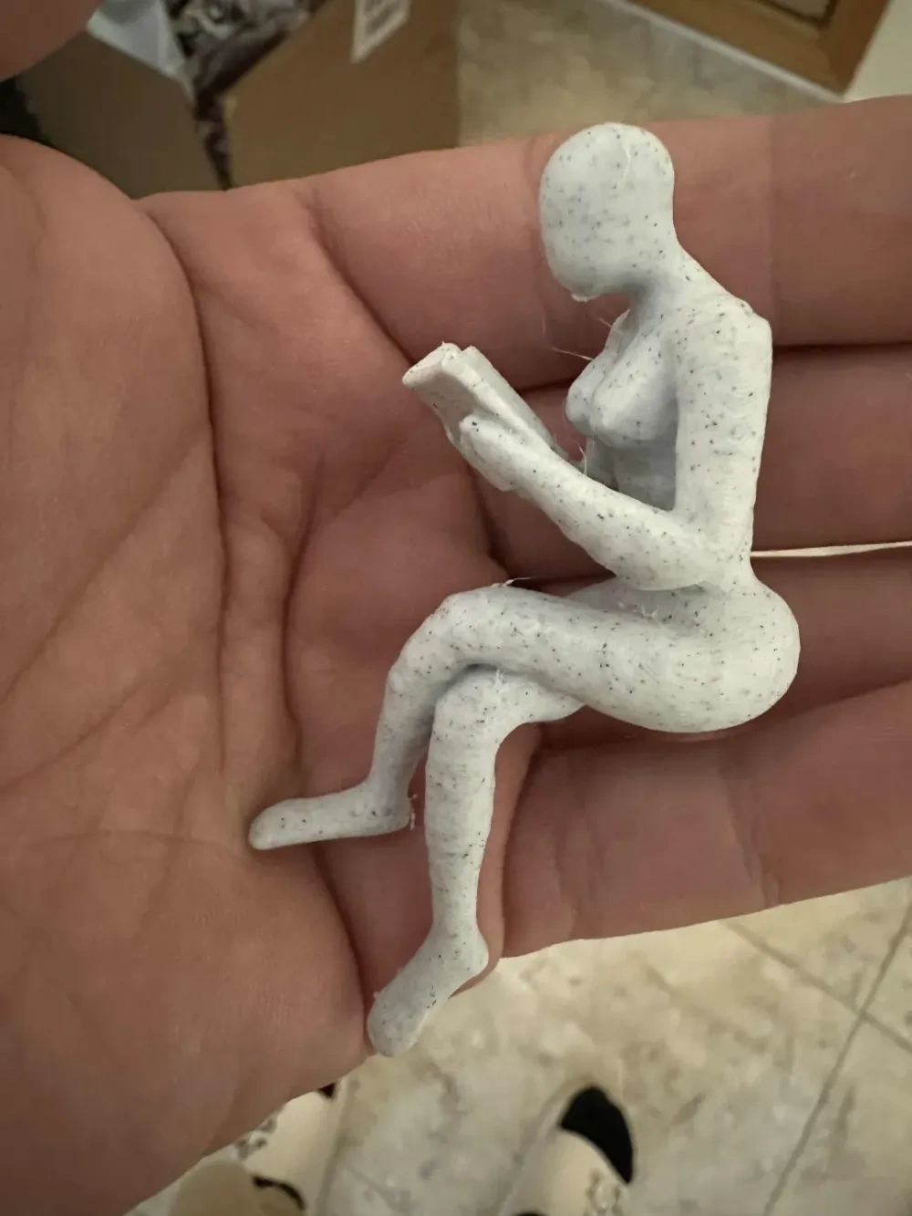 丰满女子阅读 来自 uli3D - MakerWorld