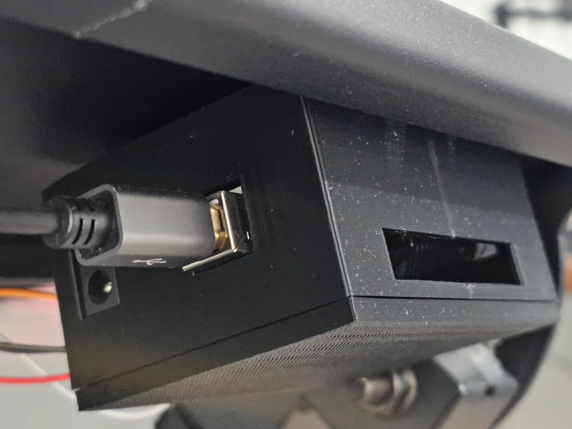 Arduino Uno R3 大尺寸外壳，带可调节安装位 来自 Zouz MakerWorld：免费下载 3D 模型