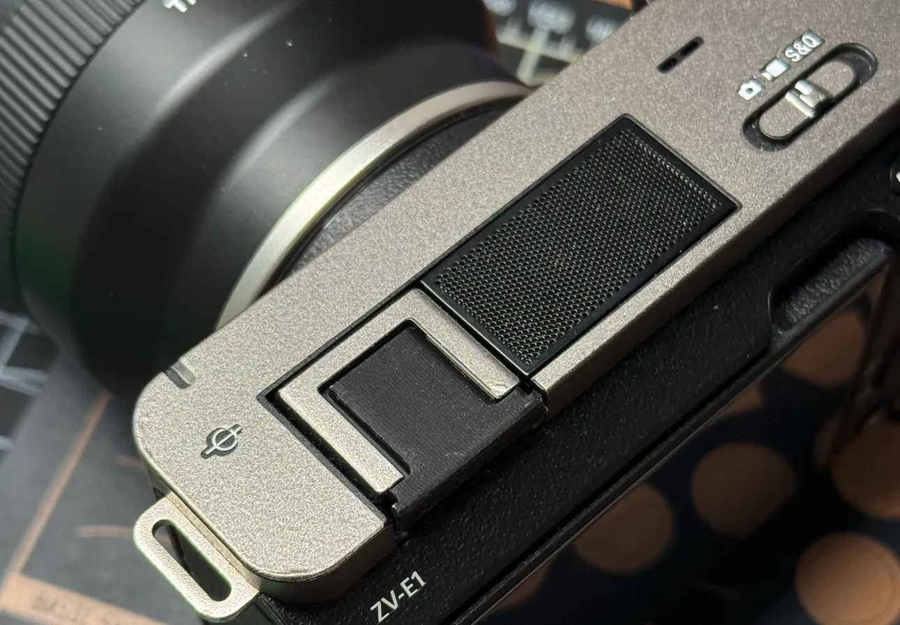 SONY单反相机原装热靴盖（兼容a7m4/a7c2/zve1/a7m5等） 来自 麦扣鲁鲁 MakerWorld：免费下载 3D 模型