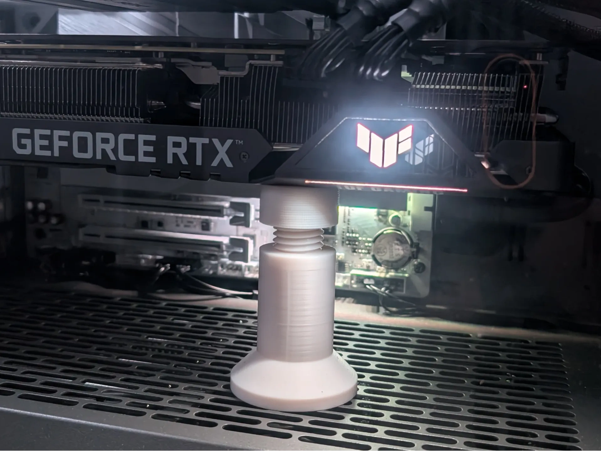 GPU 支撑架“大拇指” 来自 mario.diebold - MakerWorld