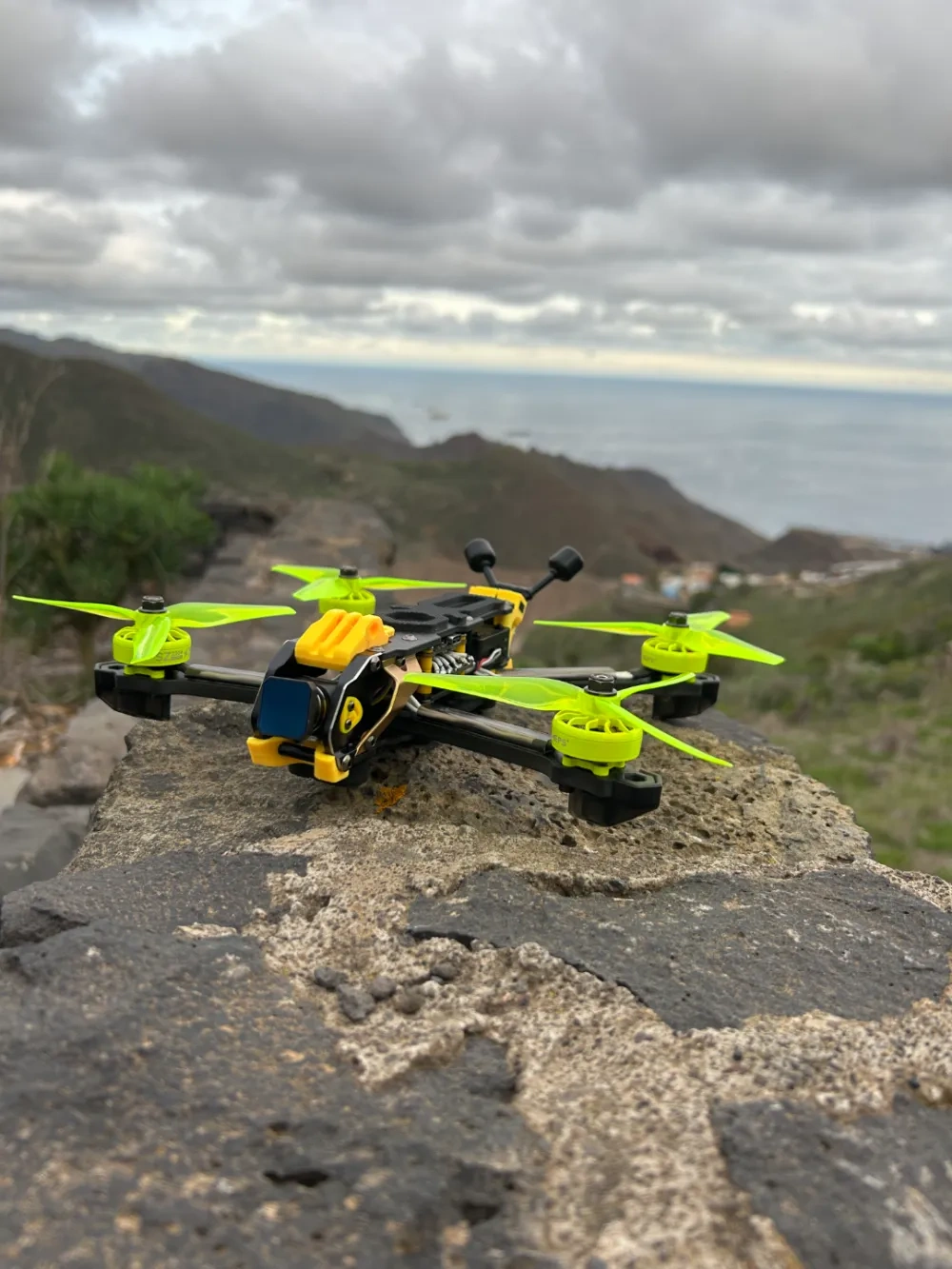 FPV MARIO 5 无人机 GoPro 和 DJI Action 相机支架 来自 Drones España - MakerWorld