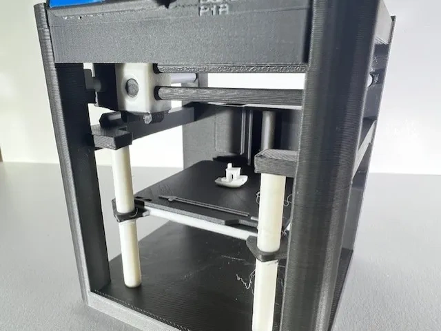 Bambu Lab P1P 可移动模型上的Benchy 模型 来自 LittleGuyMiniModelsMakerWorld：免费下载 3D 模型