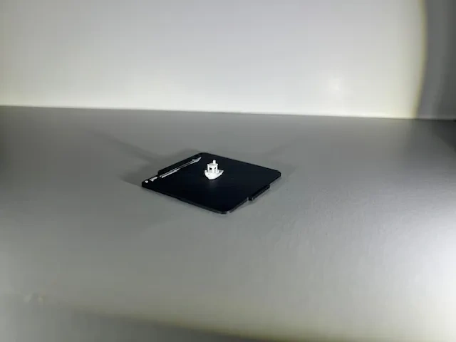 Bambu Lab P1P 可移动模型上的Benchy 模型 来自 LittleGuyMiniModelsMakerWorld：免费下载 3D 模型