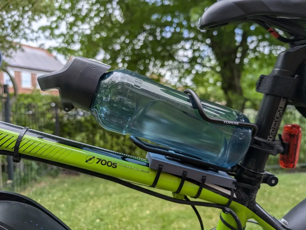 自行车水壶架支架（无螺纹安装） 来自 Marzman MakerWorld：免费下载 3D 模型