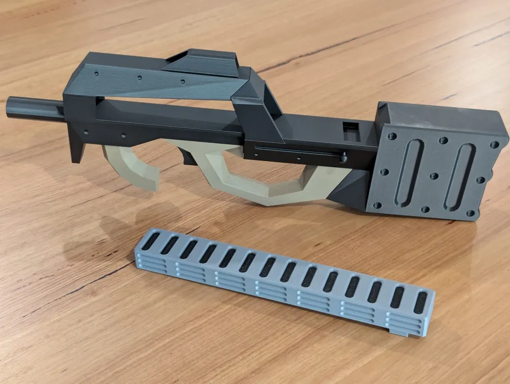 黄金眼007 64 - RC-P90武器道具复制品 来自 Arniel86 MakerWorld：免费下载 3D 模型