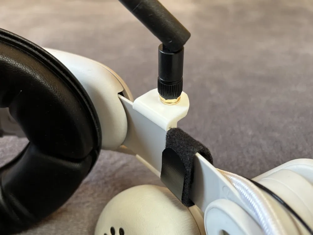 EyeTrackVR和Project Babble项目的天线支架 来自 Eryk Darnowski MakerWorld：免费下载 3D 模型