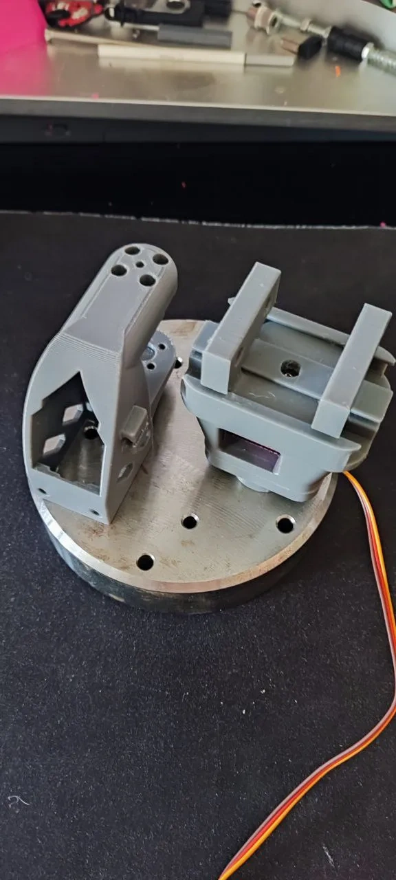 用于标准Open SO-101机械臂的平行夹爪 来自 energiazero.org MakerWorld：免费下载 3D 模型