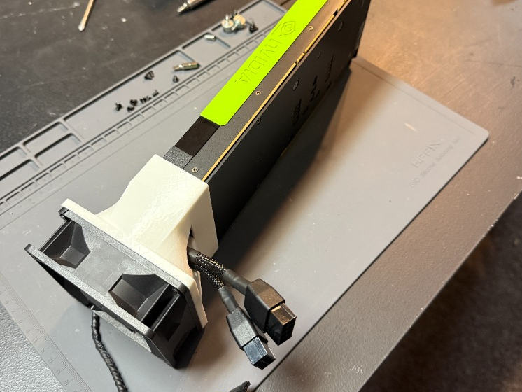 适用于 Nvidia P100 的单个 92 毫米风扇适配器 - 免费 3D 打印模型 - MakerWorld