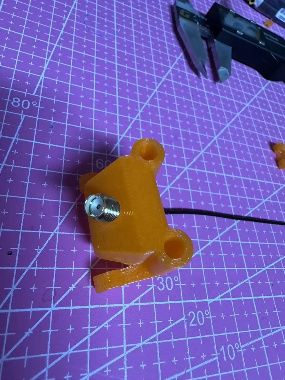 mark5尾座sma天线和接收机钢丝天线座 来自 舒克舒克 MakerWorld：免费下载 3D 模型