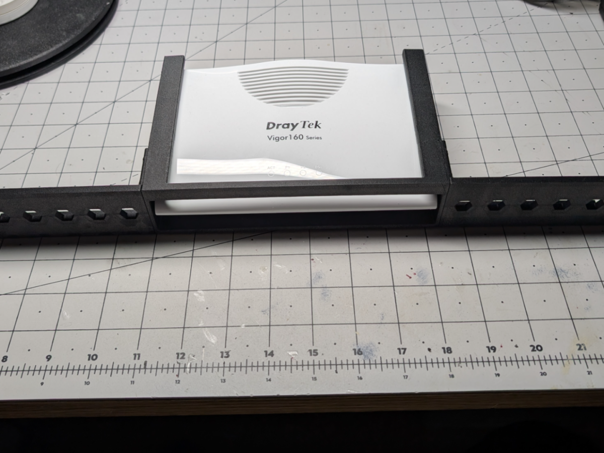机架式 19" Draytek Vigor 167 - 免费 3D 打印模型 - MakerWorld