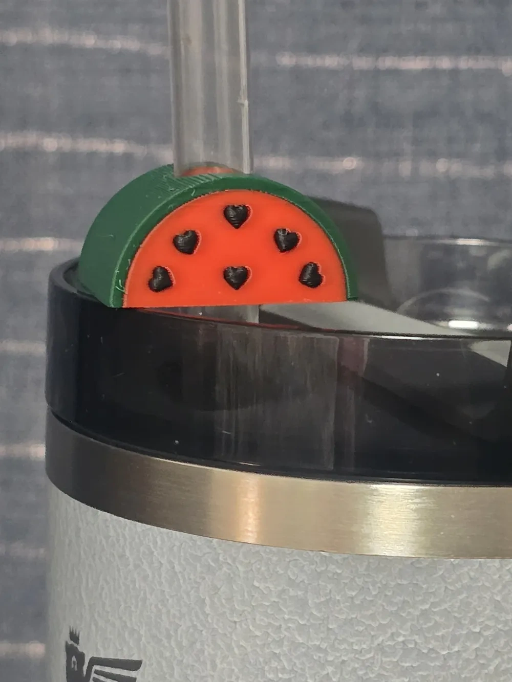 带纹理的心形籽的西瓜吸管装饰帽 来自 cat ya later MakerWorld：免费下载 3D 模型