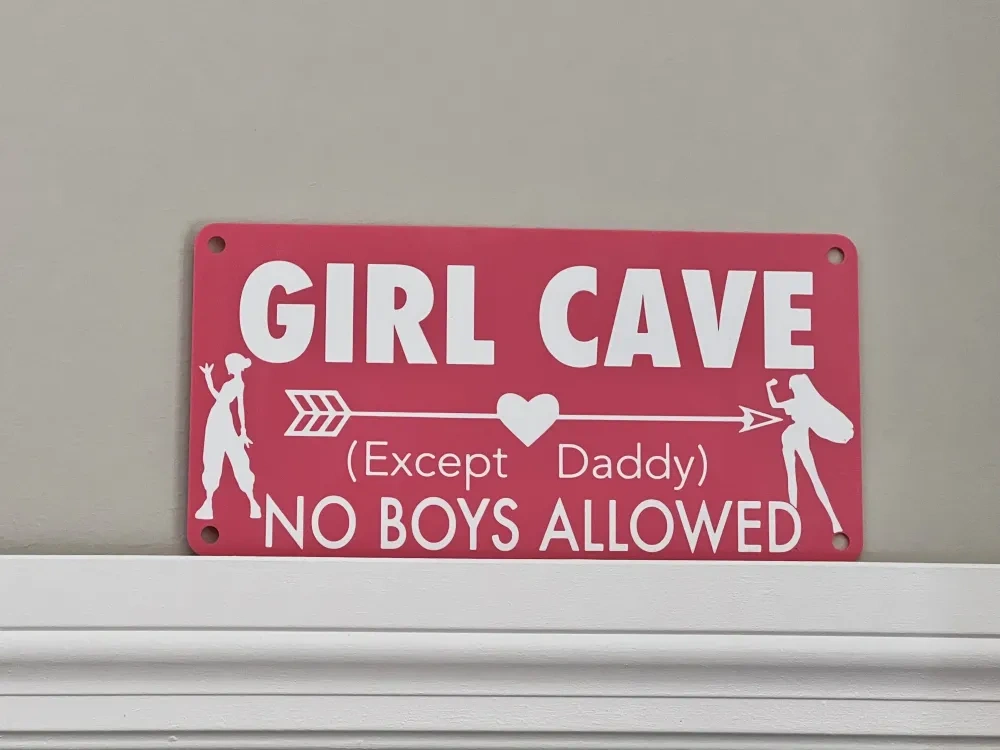 女孩洞穴标志 – “男生禁止入内（爸爸除外）” 来自 DCprint MakerWorld：免费下载 3D 模型