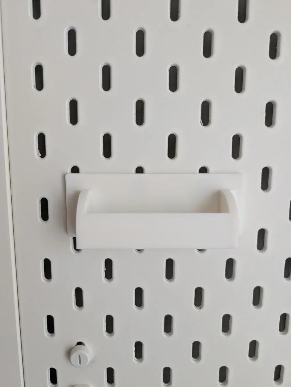 适用于宜家斯卡迪斯洞洞板的烙铁底座支架 来自 TheBasqueMaker MakerWorld：免费下载 3D 模型