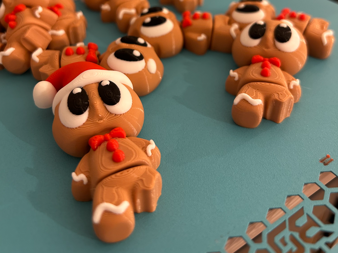 可活动的圣诞被咬姜饼人 来自 Buuubiks MakerWorld：免费下载 3D 模型