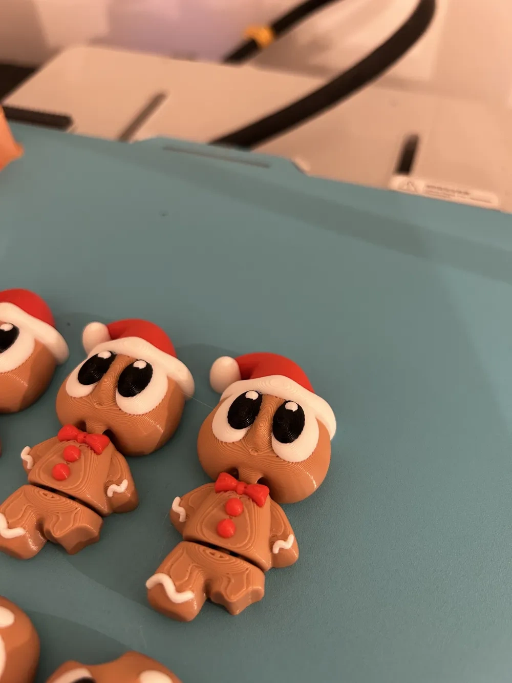 可活动的圣诞被咬姜饼人 来自 Buuubiks MakerWorld：免费下载 3D 模型