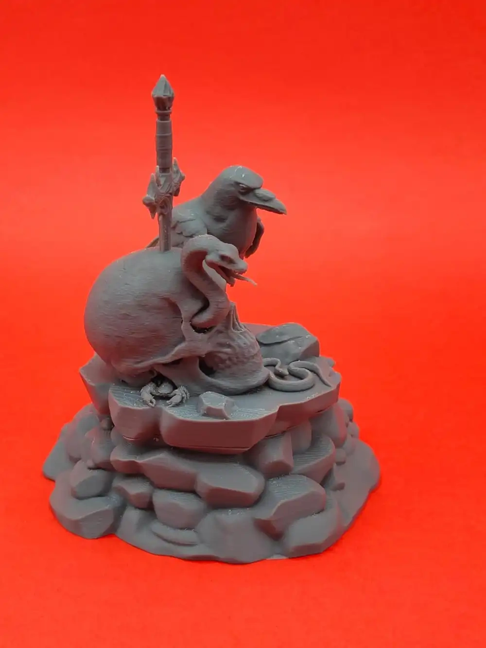 岩石上的小型头骨立体模型 来自 Frenk MakerWorld：免费下载 3D 模型