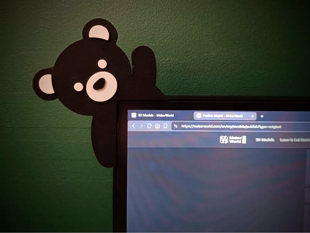 显示器小熊 - 需要双面胶 来自 Marcin MakerWorld：免费下载 3D 模型