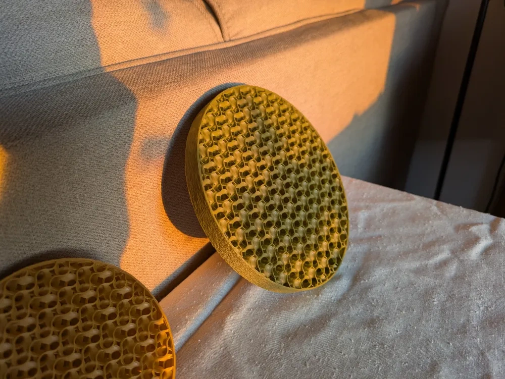 Gyroid 植物托盘或杯垫 – 极简耗材 来自 dfost30 MakerWorld：免费下载 3D 模型