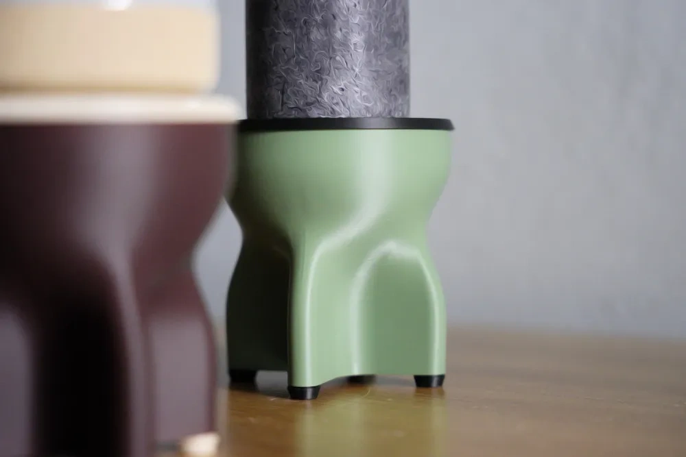 小型装饰桌 来自 DeJotDe MakerWorld：免费下载 3D 模型