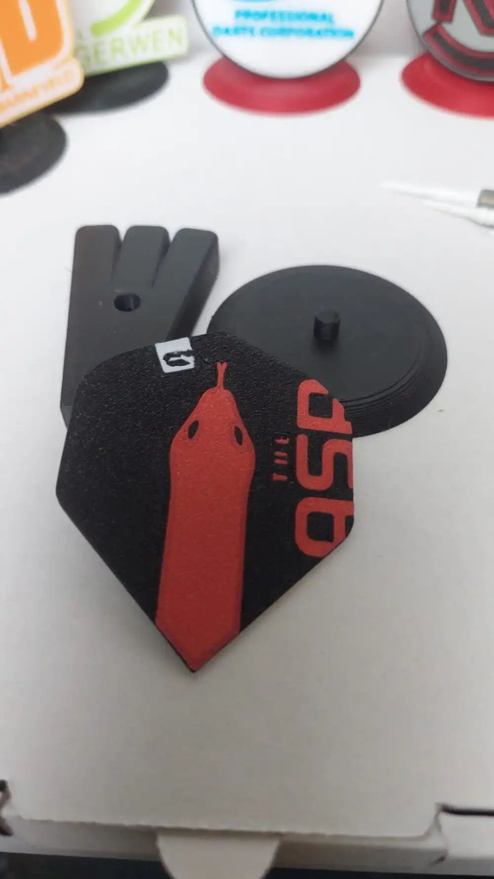 Nathan Aspinall The ASP logo 飞镖架 来自 Pfandwert MakerWorld：免费下载 3D 模型