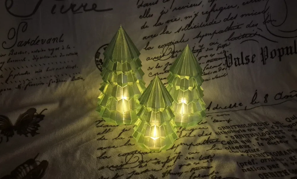 圣诞树 – 螺旋模式 可自由销售 来自 LangHjornArt MakerWorld：免费下载 3D 模型