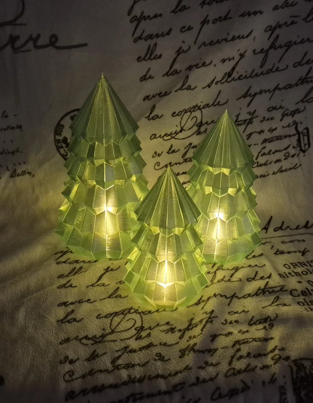 圣诞树 – 螺旋模式 可自由销售 来自 LangHjornArt MakerWorld：免费下载 3D 模型