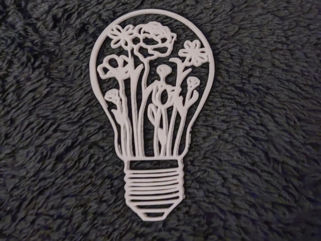 带花的灯泡 来自 Oki1 MakerWorld：免费下载 3D 模型