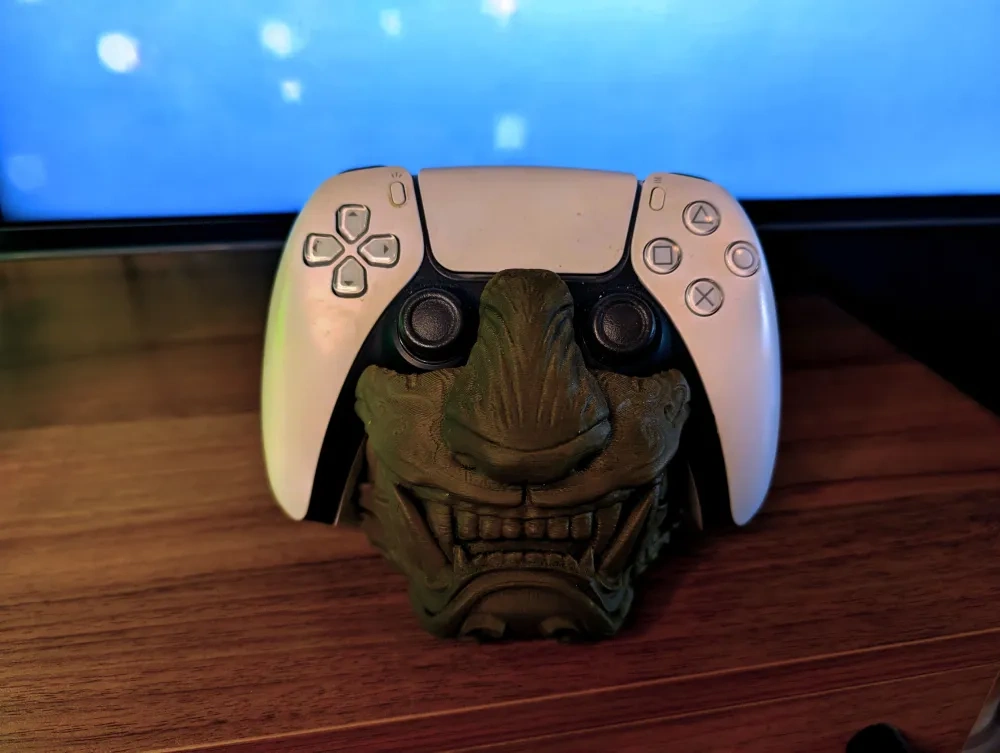 虎鬼面具 PS5手柄支架 来自 Malmo Toys MakerWorld：免费下载 3D 模型