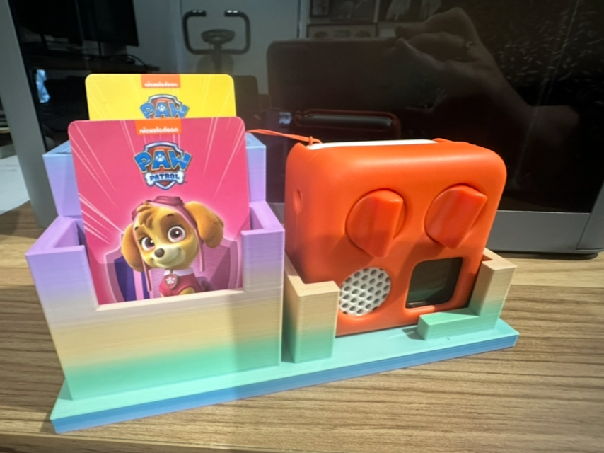 Mini Yoto 播放器支架和卡片收纳盒 来自 Print Me Creative MakerWorld：免费下载 3D 模型