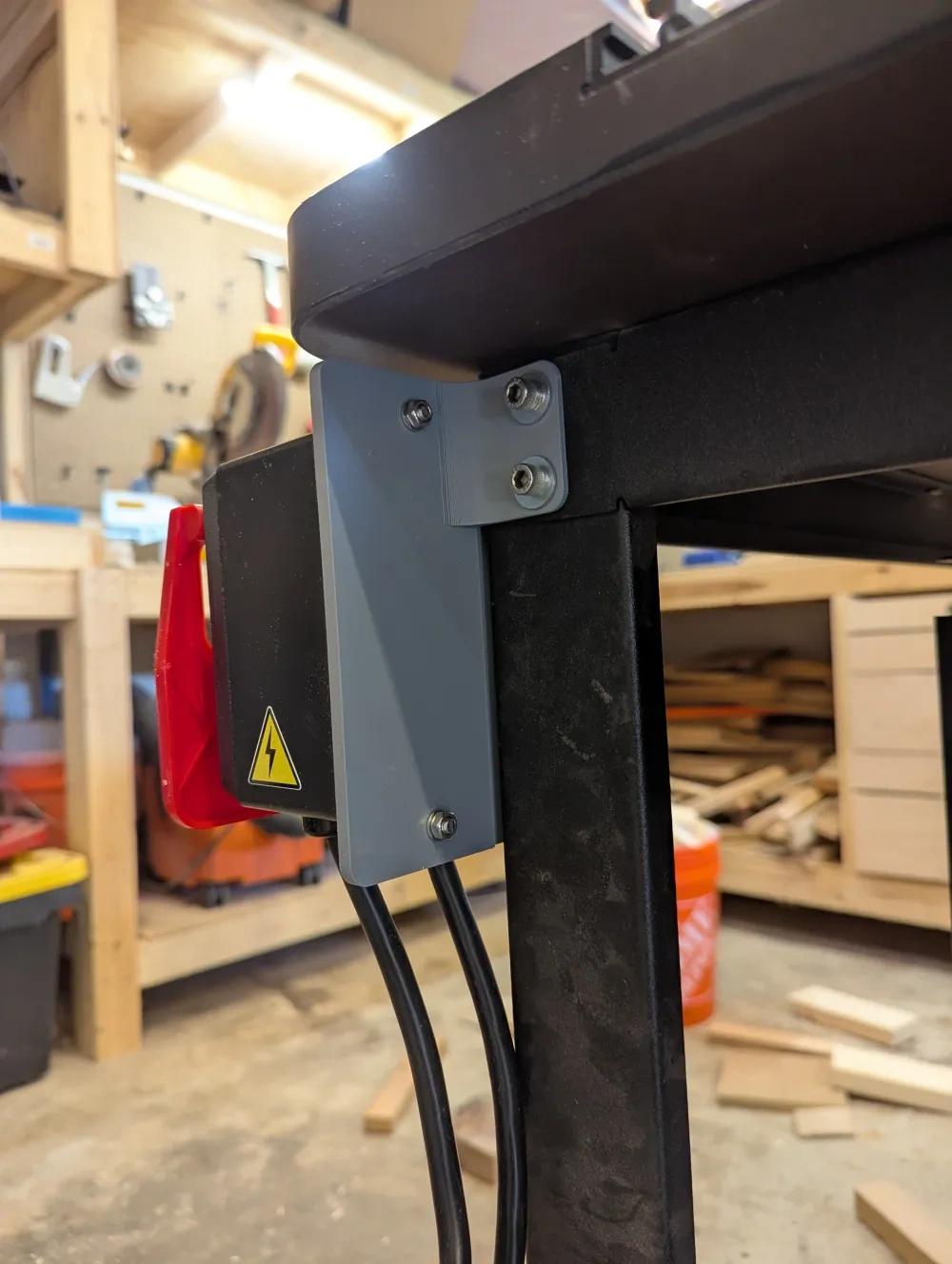 用于 Jessem 雕刻机台 Powertec 开关的支架 来自 Dan MakerWorld：免费下载 3D 模型