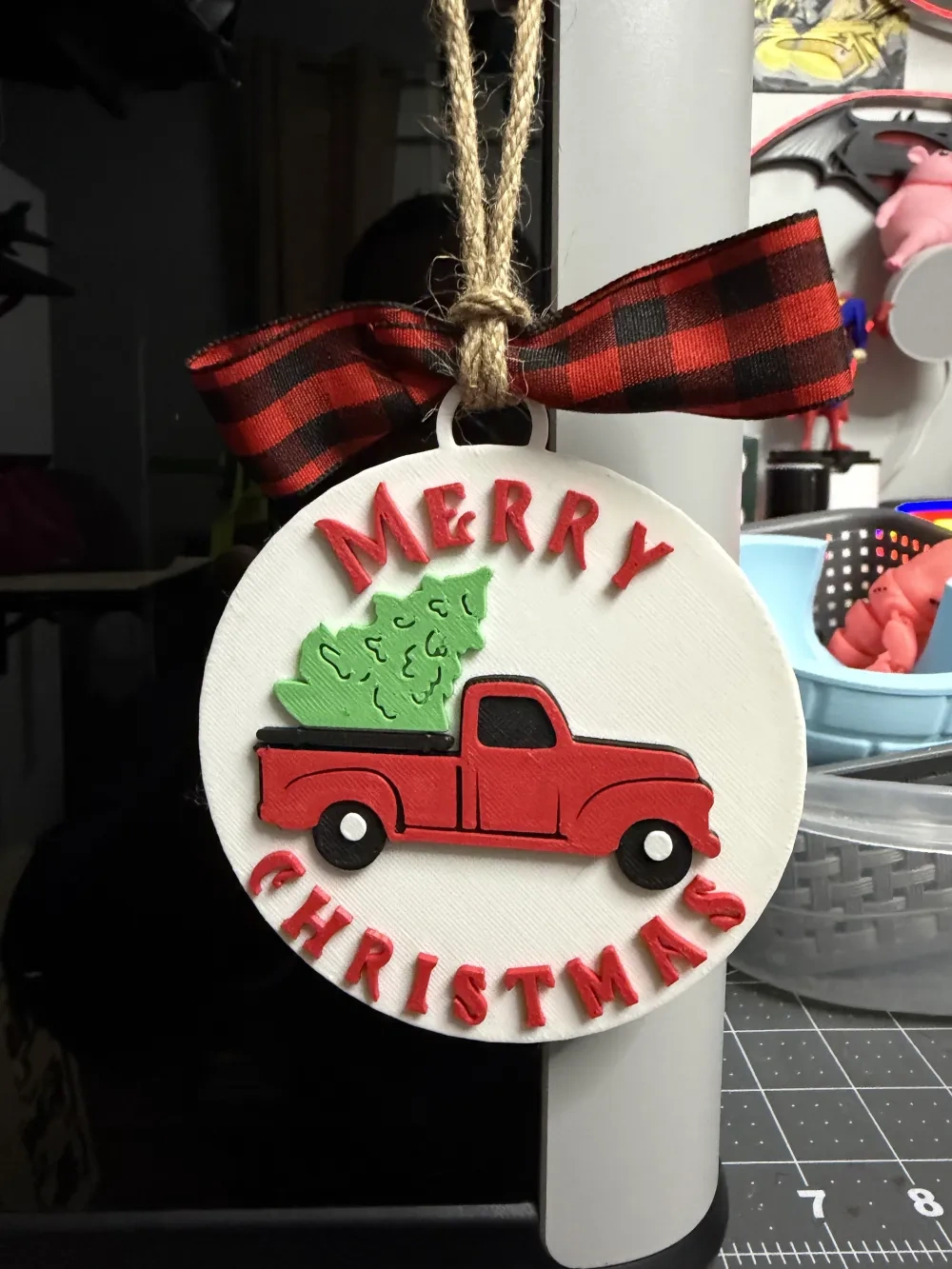 圣诞快乐卡车挂饰 免费商用 来自 JmanBuzz MakerWorld：免费下载 3D 模型