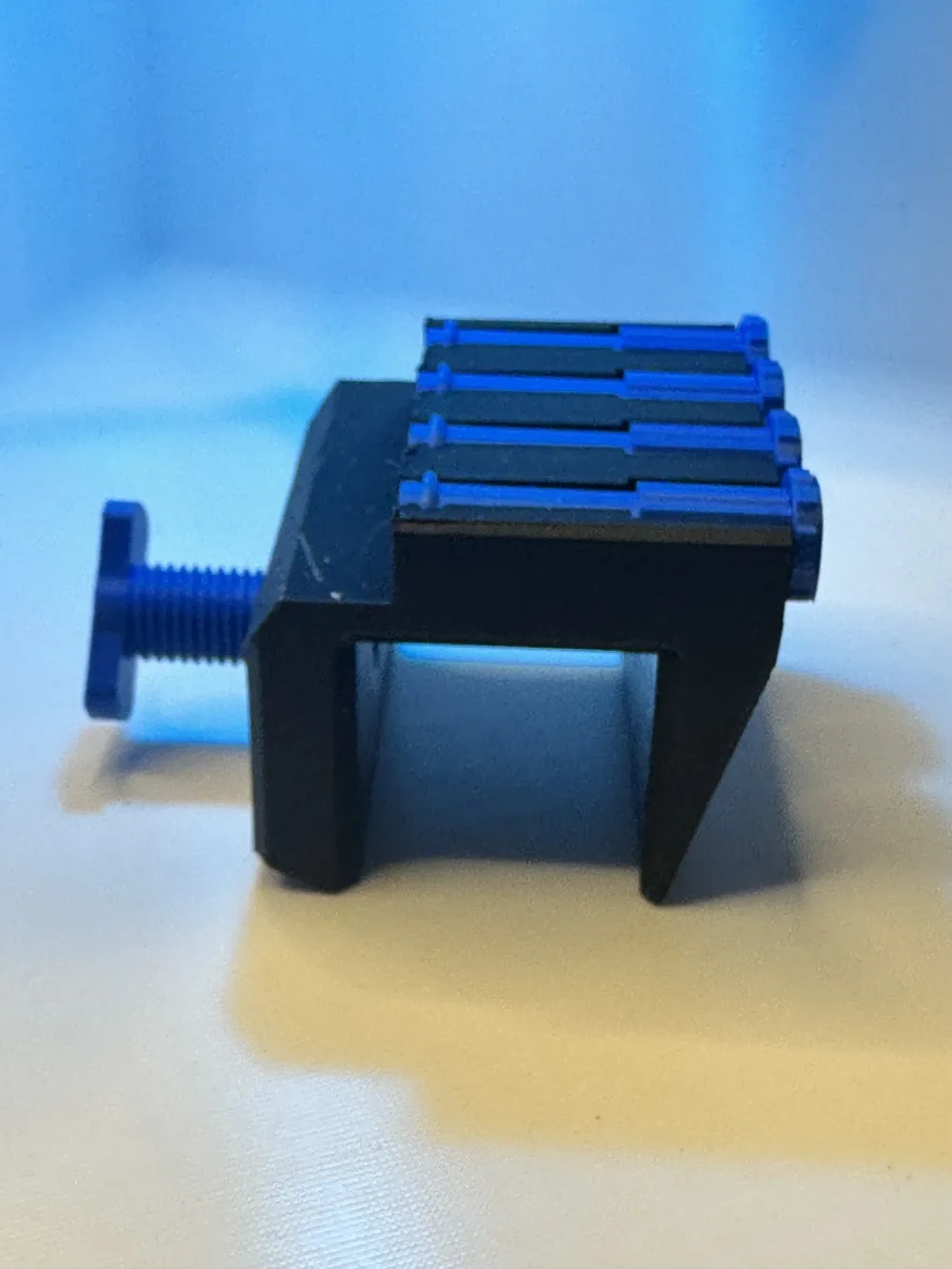 桌面电线夹 来自 POPEF MakerWorld：免费下载 3D 模型