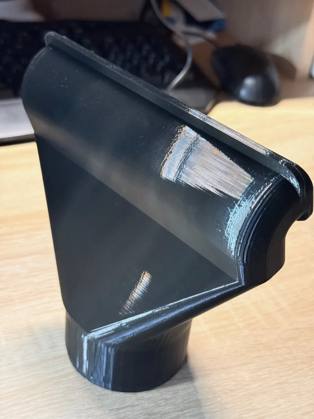 柴油加热器出风口连接到车窗。 来自 ebenoskabanos MakerWorld：免费下载 3D 模型