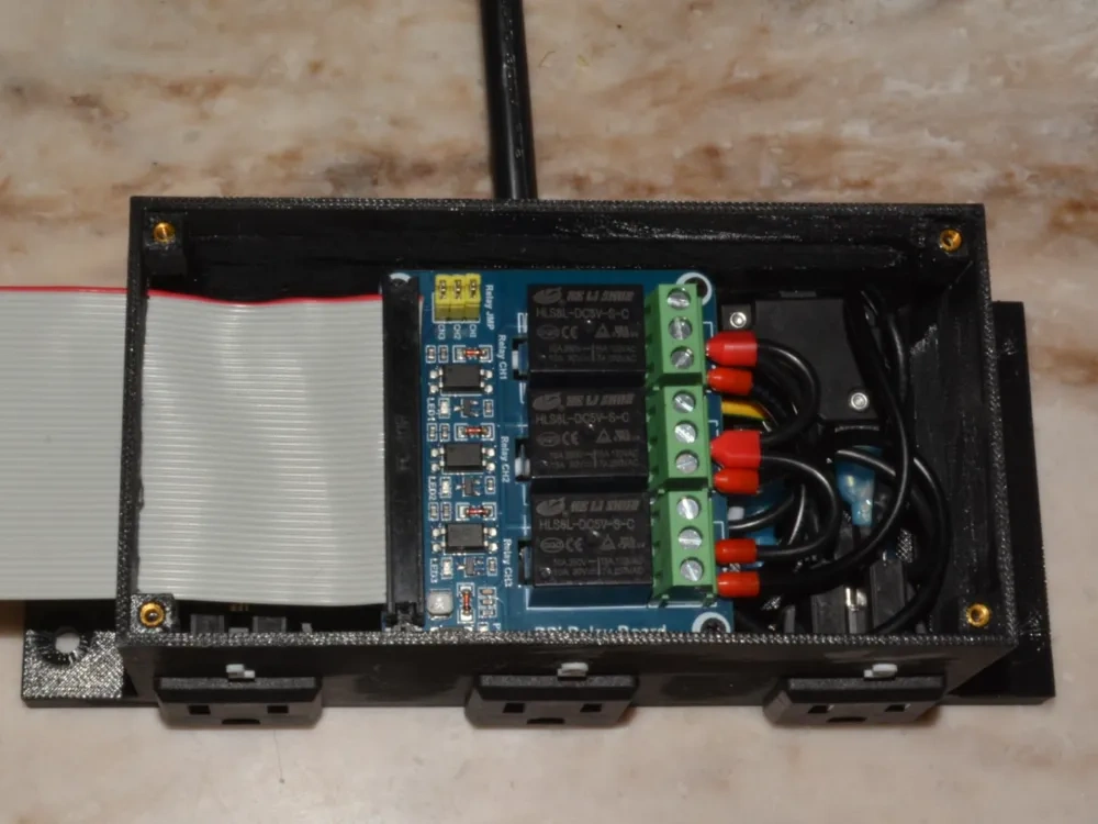 Raspberry Pi 继电器模块封箱 来自 SwampeastMike MakerWorld：免费下载 3D 模型