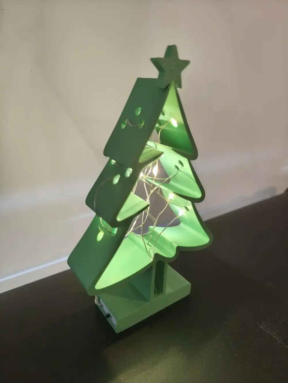 无需支撑的发光圣诞树 来自 atelier-recup-diy MakerWorld：免费下载 3D 模型