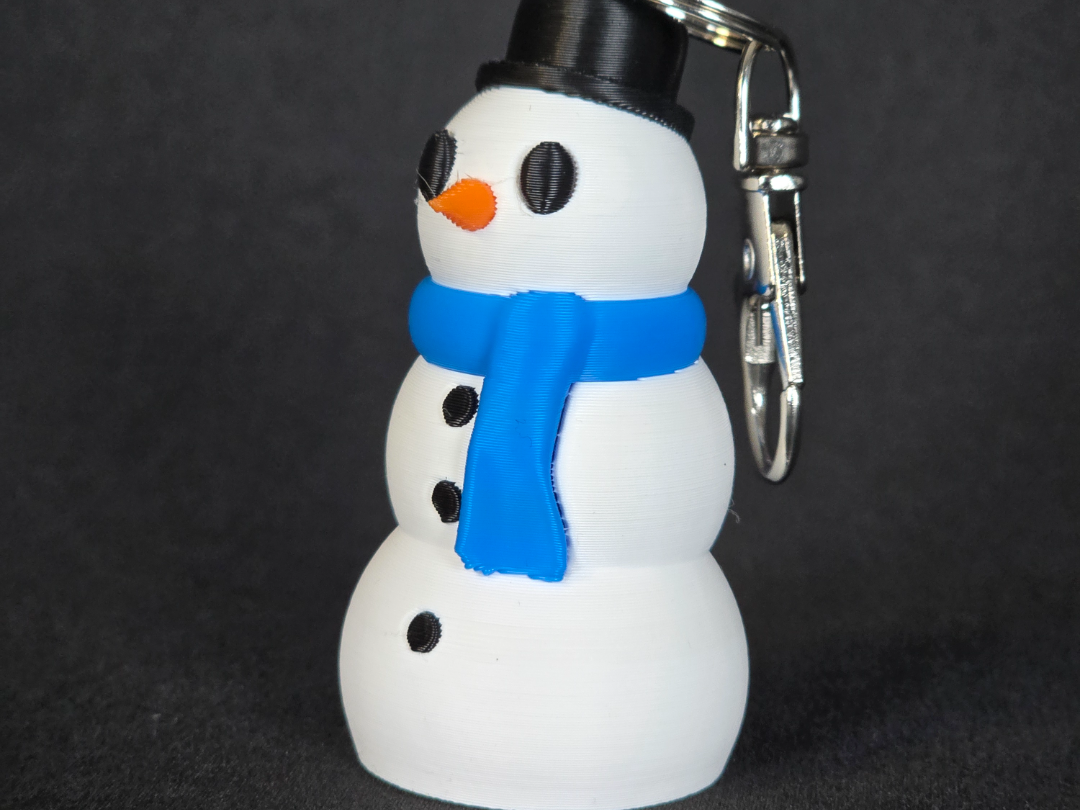 可爱雪人钥匙扣 来自 SkribblWorks MakerWorld：免费下载 3D 模型