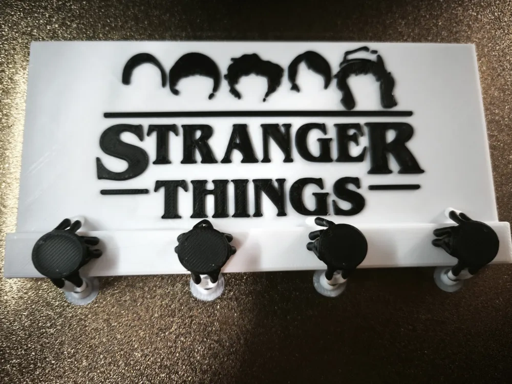 怪奇物语墙壁钥匙架 来自 Dénise & Fernando MakerWorld：免费下载 3D 模型