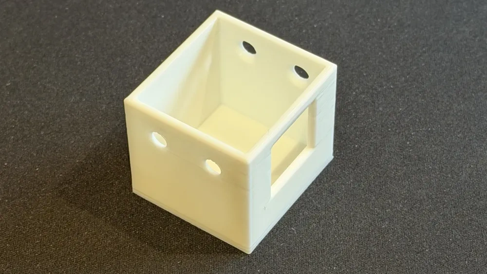 SCD30 和 ESP32-S3-WROOM 的墙壁/桌面支架 来自 Loqi MakerWorld：免费下载 3D 模型