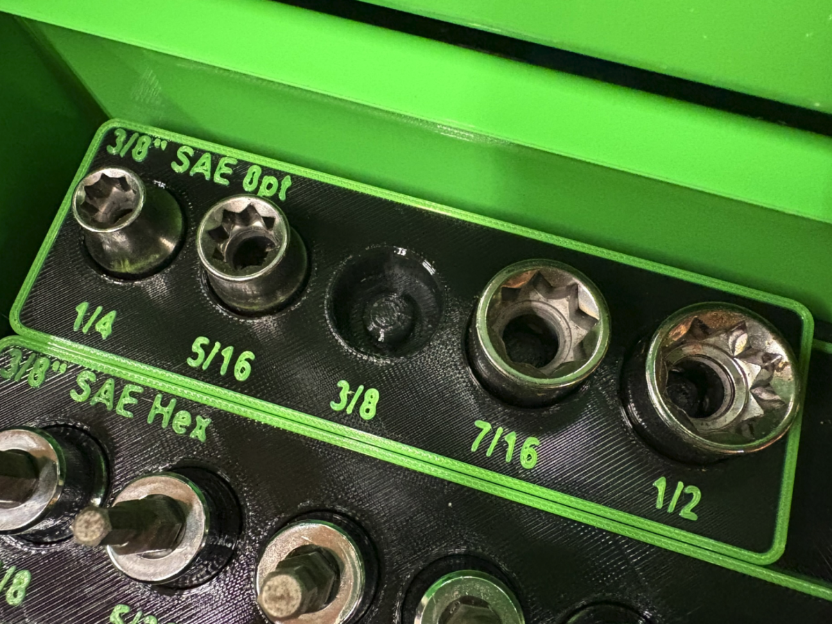 3/8" SAE 8pt 套筒座 Gridfinity 来自 RobNordic MakerWorld：免费下载 3D 模型