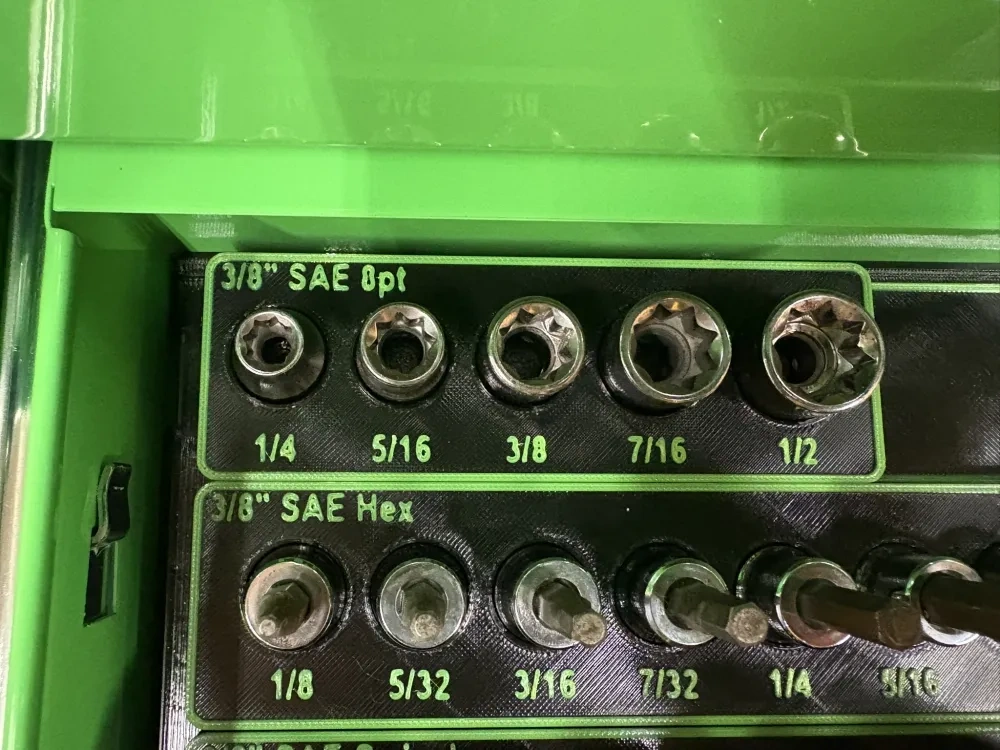 3/8" SAE 8pt 套筒座 Gridfinity 来自 RobNordic MakerWorld：免费下载 3D 模型