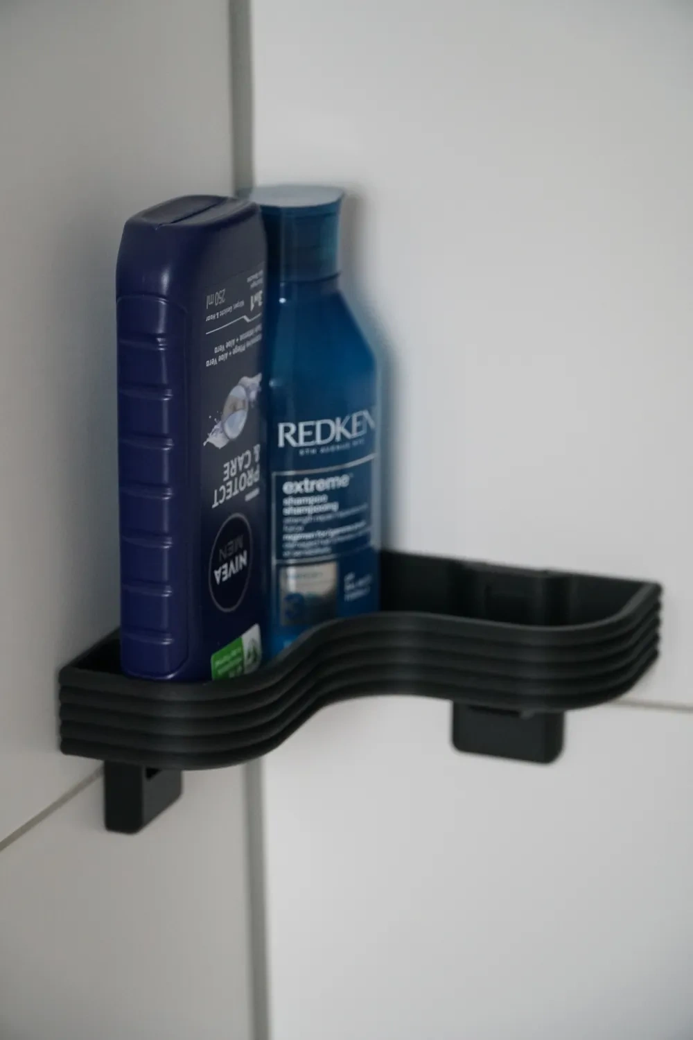 极简壁挂式洗发水置物架 来自 chris MakerWorld：免费下载 3D 模型