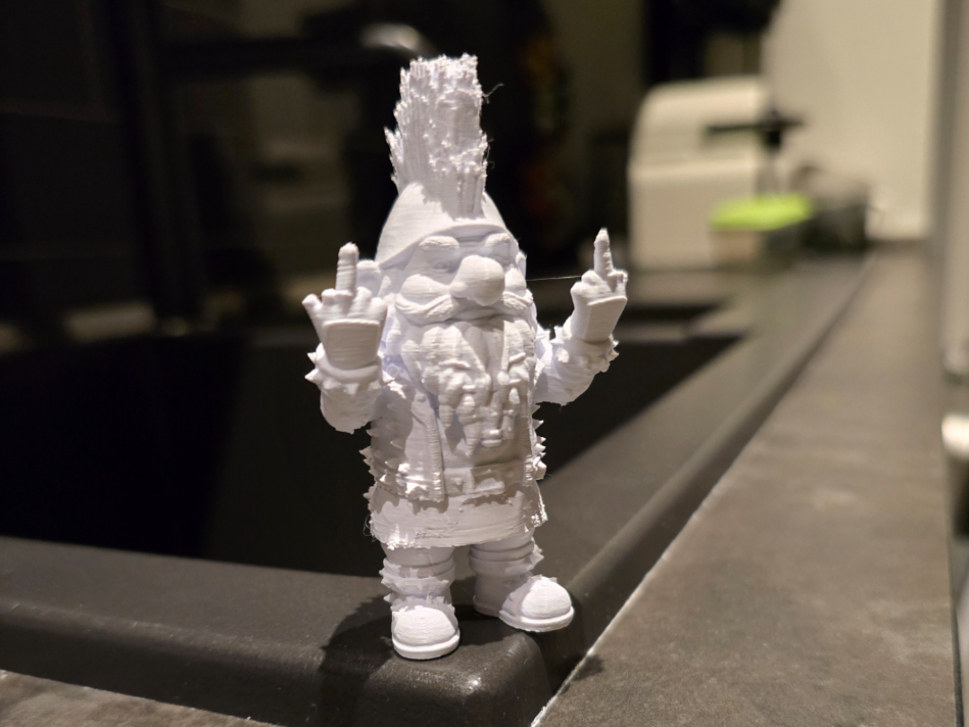 粗鲁朋克侏儒竖中指设计雕像 - 免费 3D 打印模型 - MakerWorld