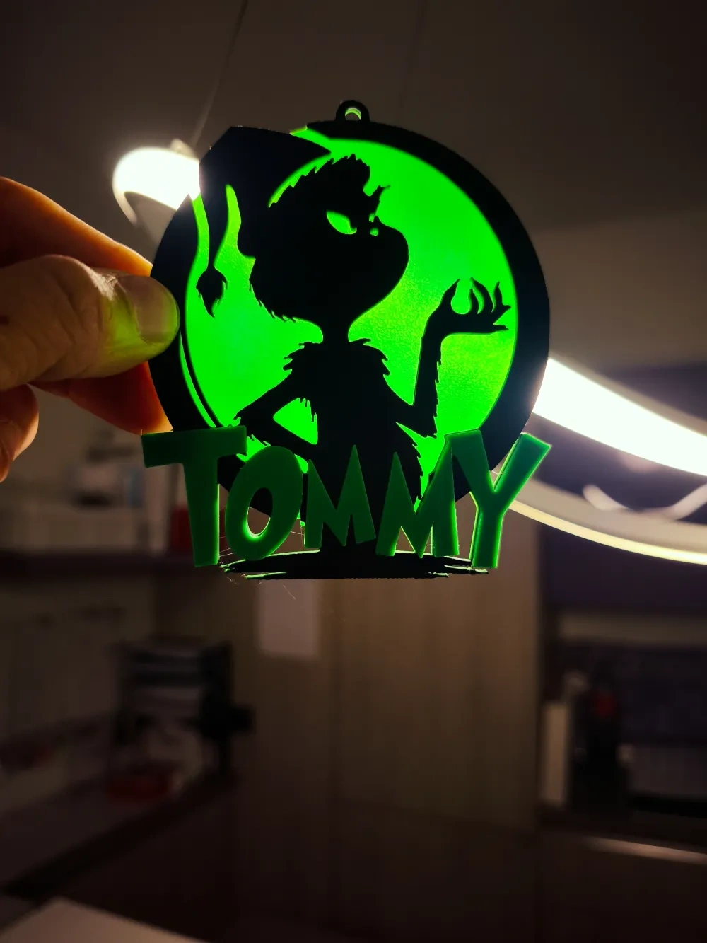 格林奇背景的托马索名字圣诞球 来自 ale MakerWorld：免费下载 3D 模型