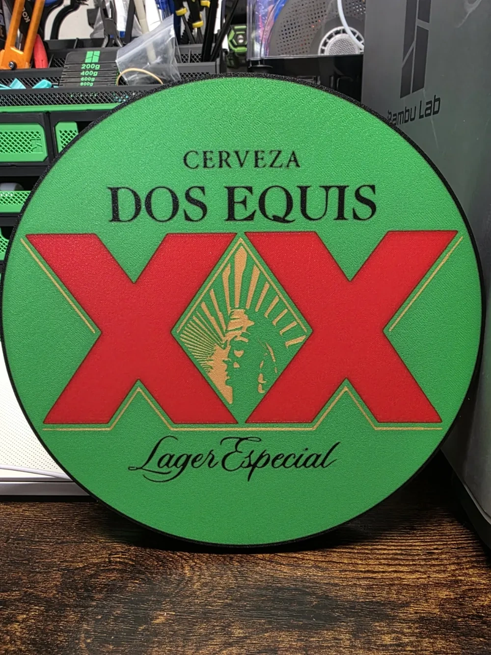 Dos Equis 啤酒灯箱 来自 FJ_3D_Prints MakerWorld：免费下载 3D 模型