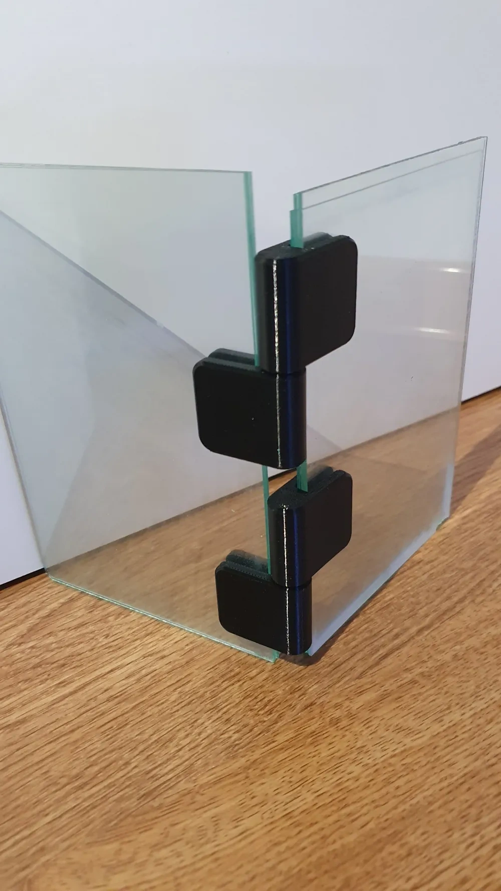 5 毫米玻璃和亚克力铰链 – 快速释放 来自 Myoghi.art MakerWorld：免费下载 3D 模型