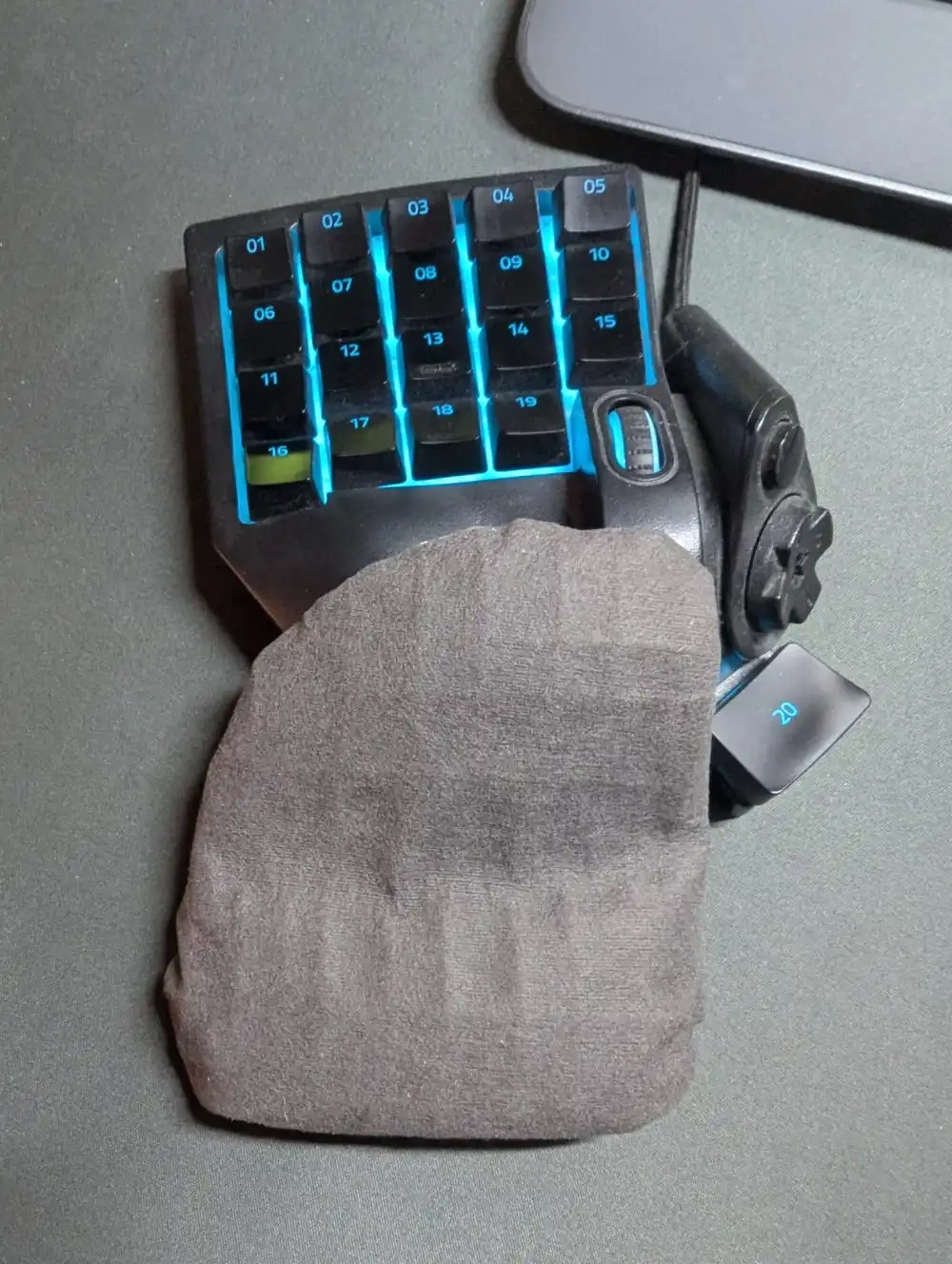 Razer Tartarus V2 – 替换腕托 - 免费 3D 打印模型 - MakerWorld