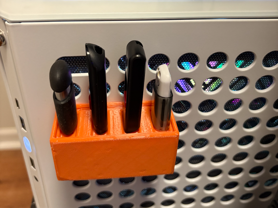 USB U盘支架 - Cooler Master Qube - 免费 3D 打印模型 - MakerWorld