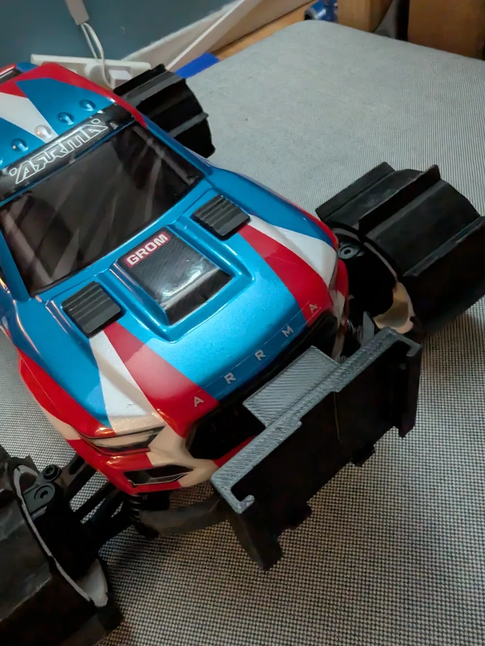 Bruder 到 Arrma Grom 适配器 - 免费 3D 打印模型 - MakerWorld